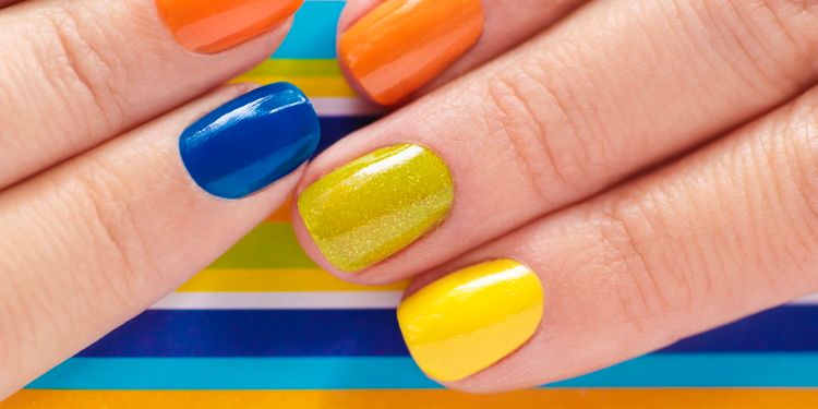 5 smalti fluo trendy per un'estate piena di colori