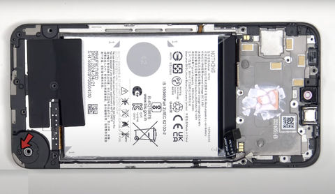 La batteria di CMF Phone 1 esplode nella tasca di uomo
