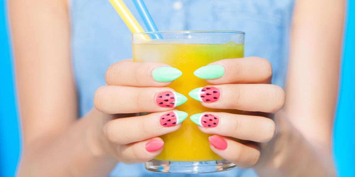 Unghie estate 2025: colori, nail art e tendenza