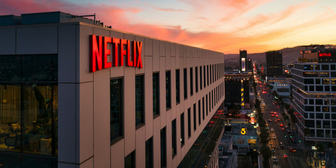Netflix acquisisce Warner Bros: operazione da 82,7 miliardi