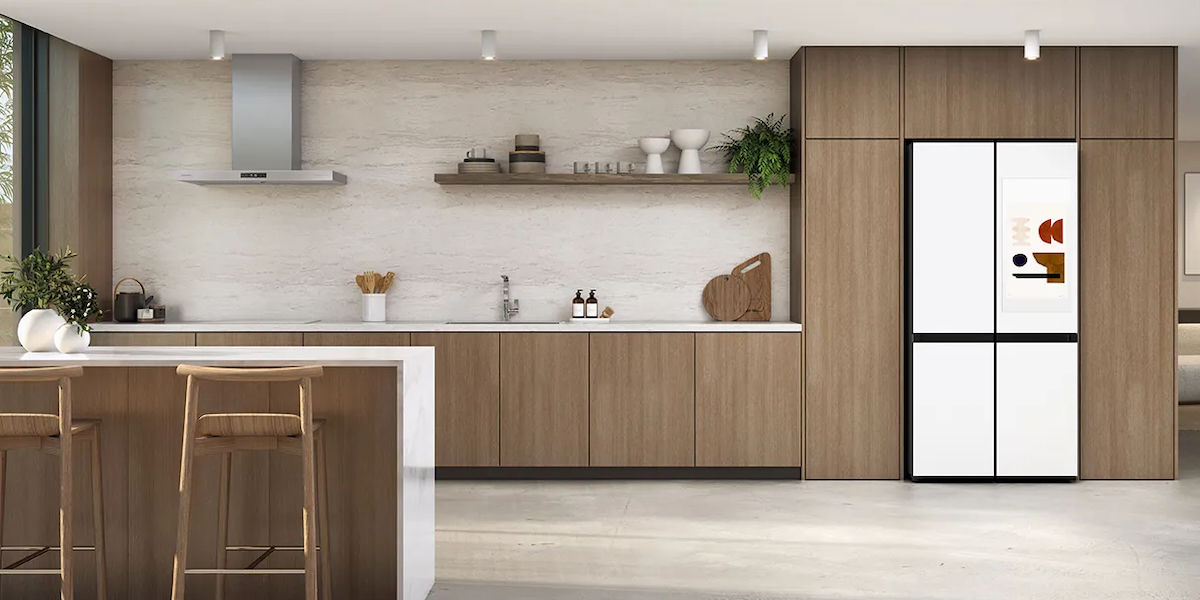 Samsung annuncia l'arrivo di una funzione per aprire il frigo con la voce