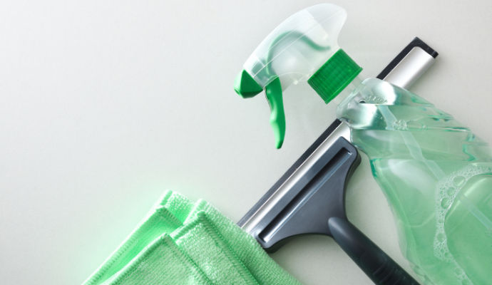 Come pulire vetri e specchi per una trasparenza perfetta
